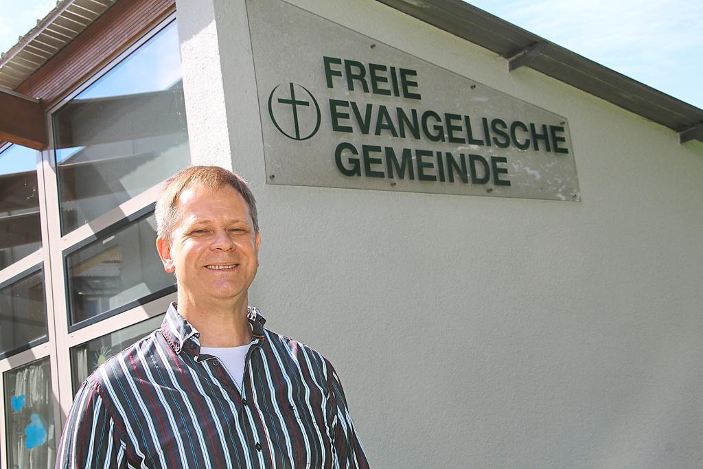 Pastor Frank Kohlmeyer vor dem Gemeindehaus – Freie evangelische ...
